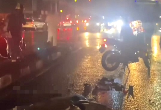 Gagal Nyalip, Pemotor Tewas Terlindas Truk di Jalan Raya Bogor | JurnalDepok